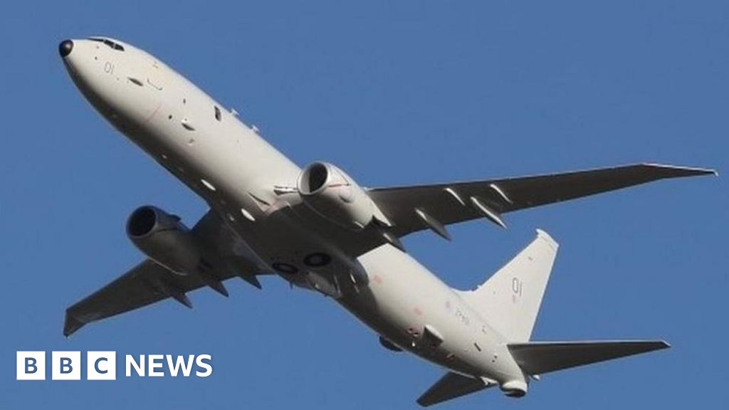 Hundreds gather to see new RAF plane fly over Ramsey's pier - BBC News