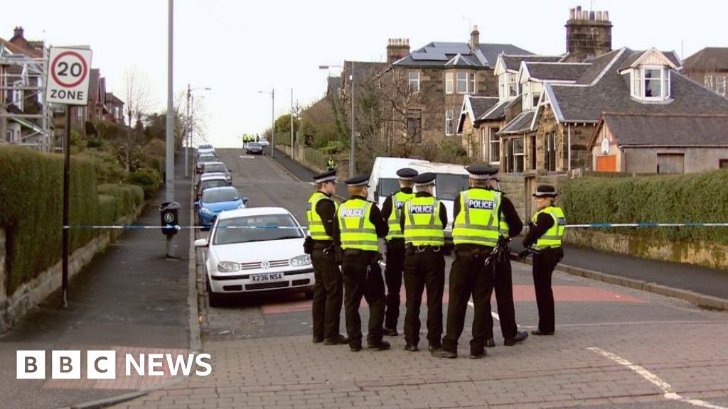 Man chased gunman who shot him in leg - BBC News