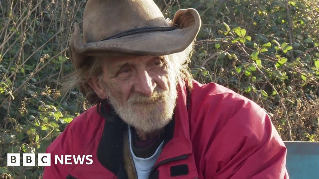 John Treagood: 70 mourners attend traveller's funeral - BBC News