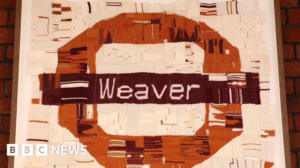 London Overground: Community-woven Weaver line roundel unveiled - BBC News