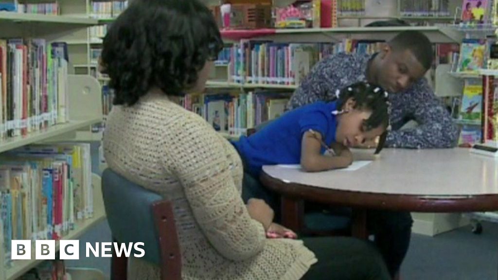 Girl born without hands wins US writing competition - BBC News