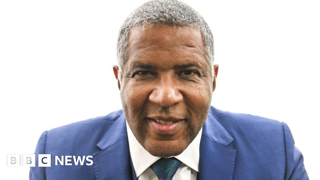 Billionaire Robert F Smith to pay entire US class's student debt - BBC News