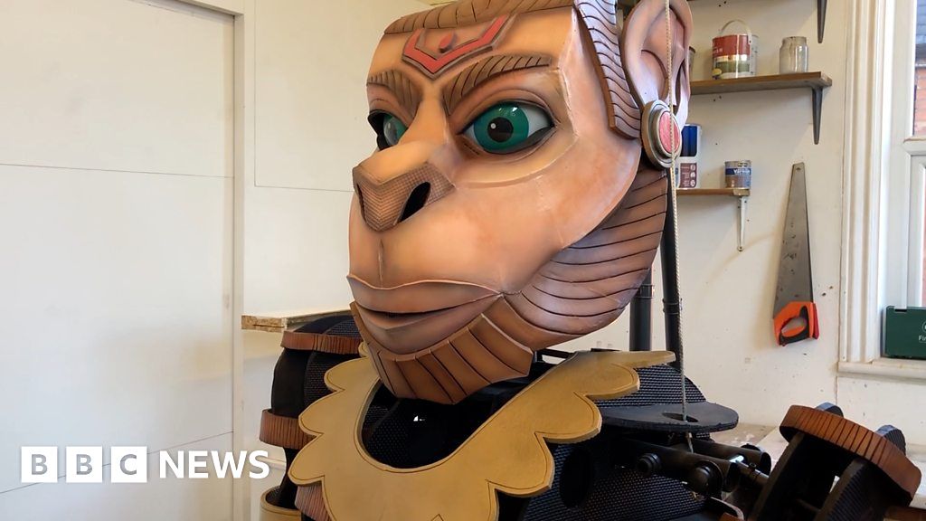 Giant puppets in Leicester tell story of Diwali - BBC News