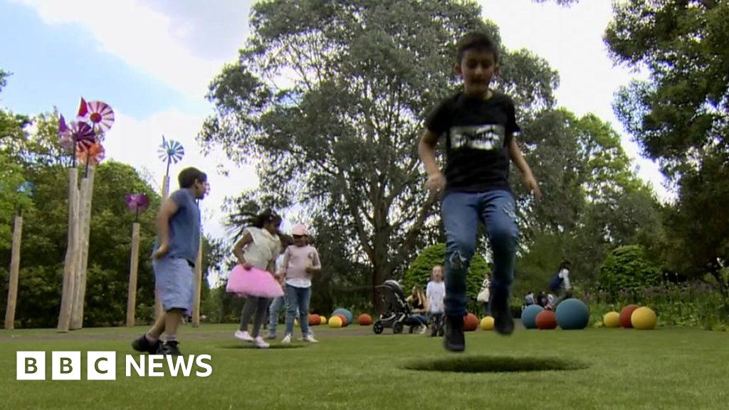 Learning about nature at Kew Gardens playground - BBC News