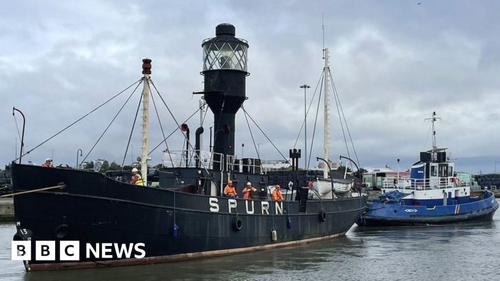 Spurn lightship: Hull's historic vessel towed to new berth - BBC News
