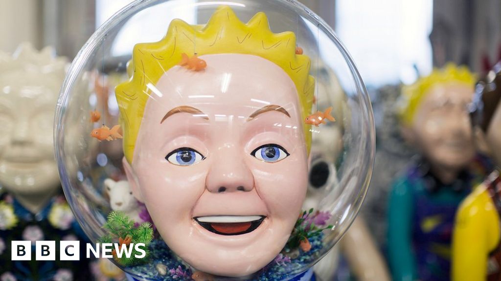 Oor Wullie takes to the streets for charity bucket trail - BBC News
