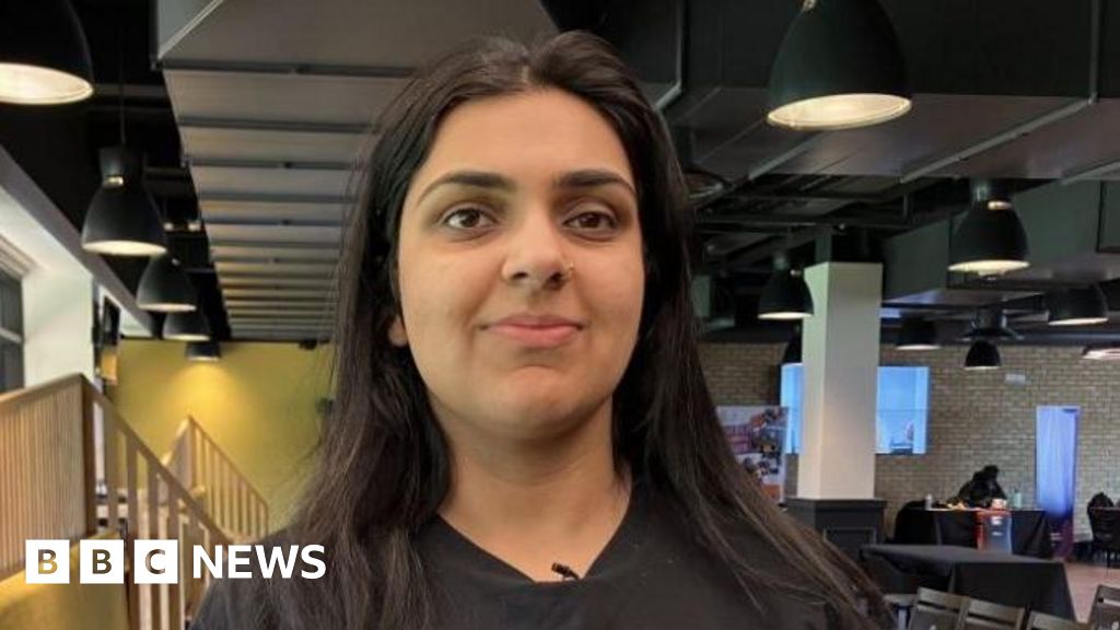 Hundreds of Wolverhampton children hear knife crime message - BBC News