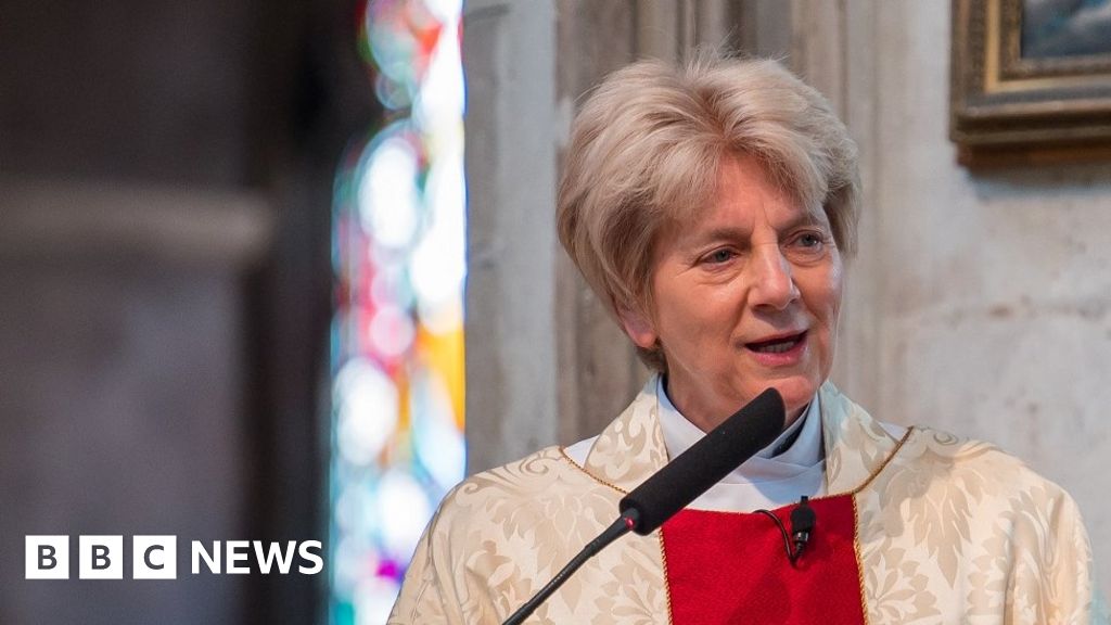 Norwich Cathedral's first female dean retires - BBC News
