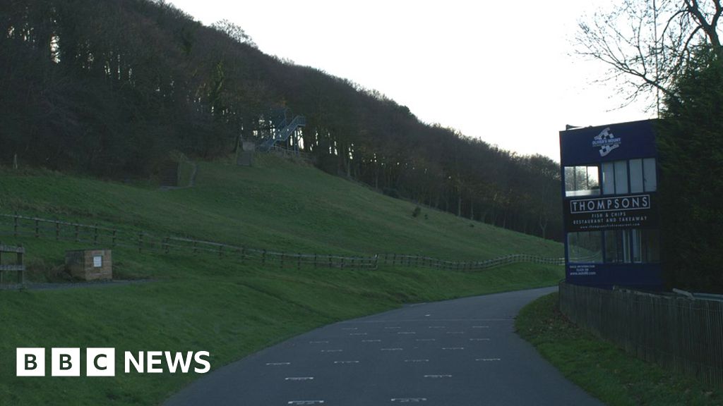 Motorbike racing returning to Oliver's Mount - BBC News