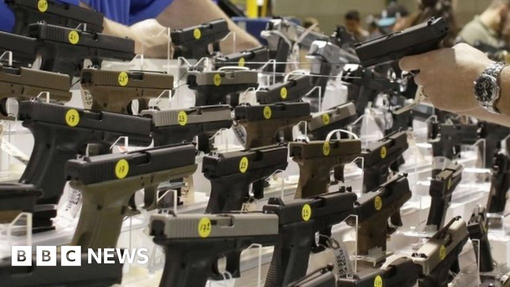 Florida boy of four shoots mother - BBC News