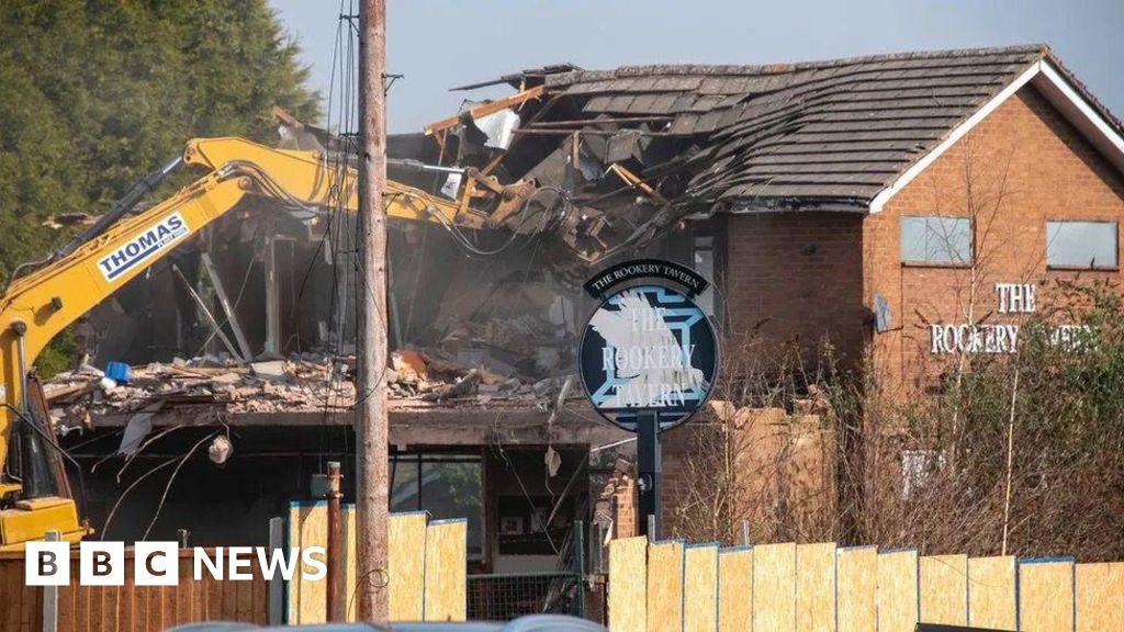 New homes set for site of former Wolverhampton pub - BBC News