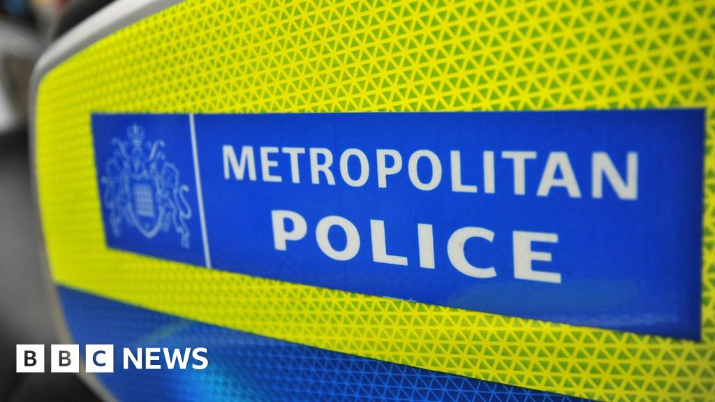 Hackney stabbing prompts murder inquiry