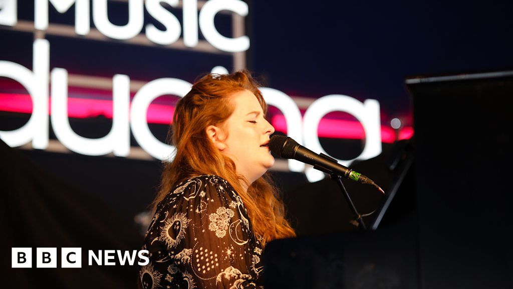 Frances plays a surprise set at Glastonbury 2016 - BBC News