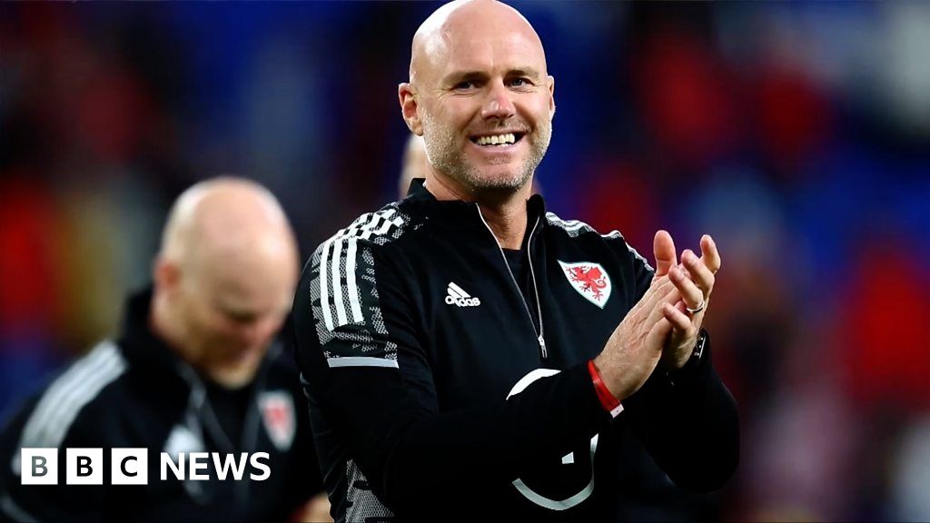 World Cup: Wales boss Page always a leader, says ex-teacher - BBC News