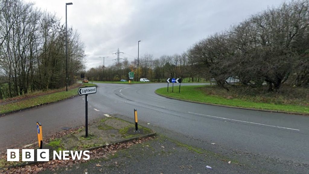 Man critical after Sheffield roundabout crash - BBC News