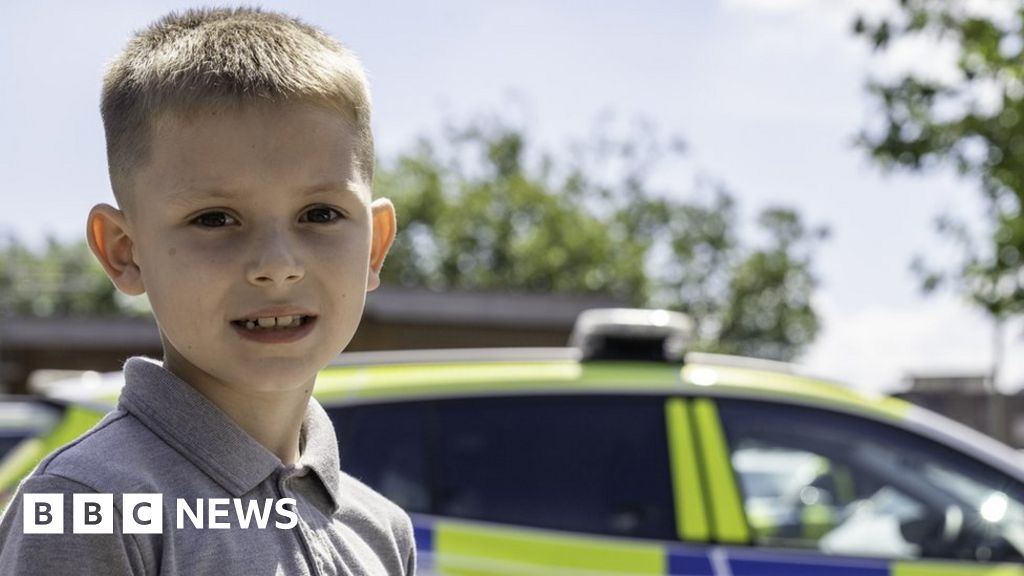 Tilbury boy, 7, praised for 999 call when mum collapsed - BBC News