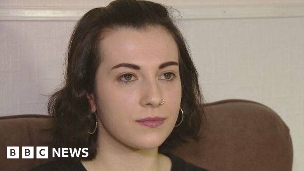 Teenage eating disorder treatment 'patchy' - BBC News