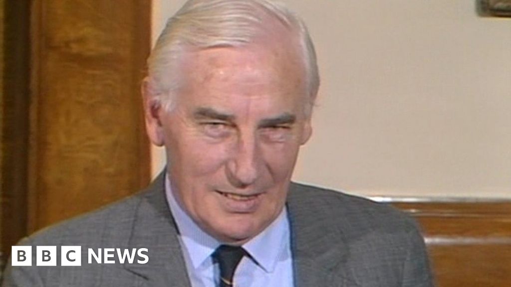 Peter Barry: Former Irish deputy prime minister dies - BBC News