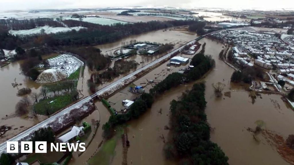 Scotland flooding: Record high for river levels - BBC News