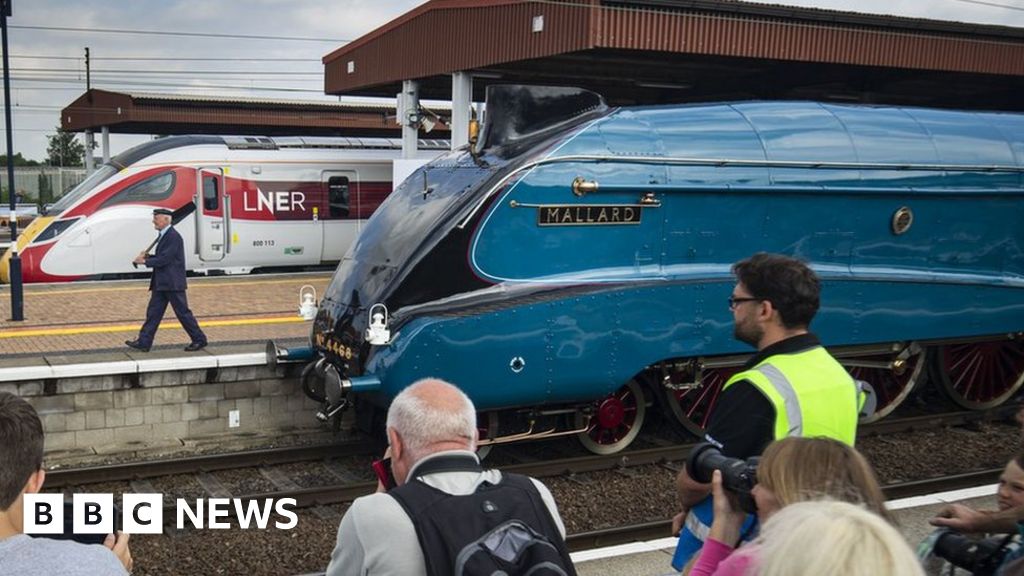 Mallard steam locomotive's makes 'rare outing' - BBC News