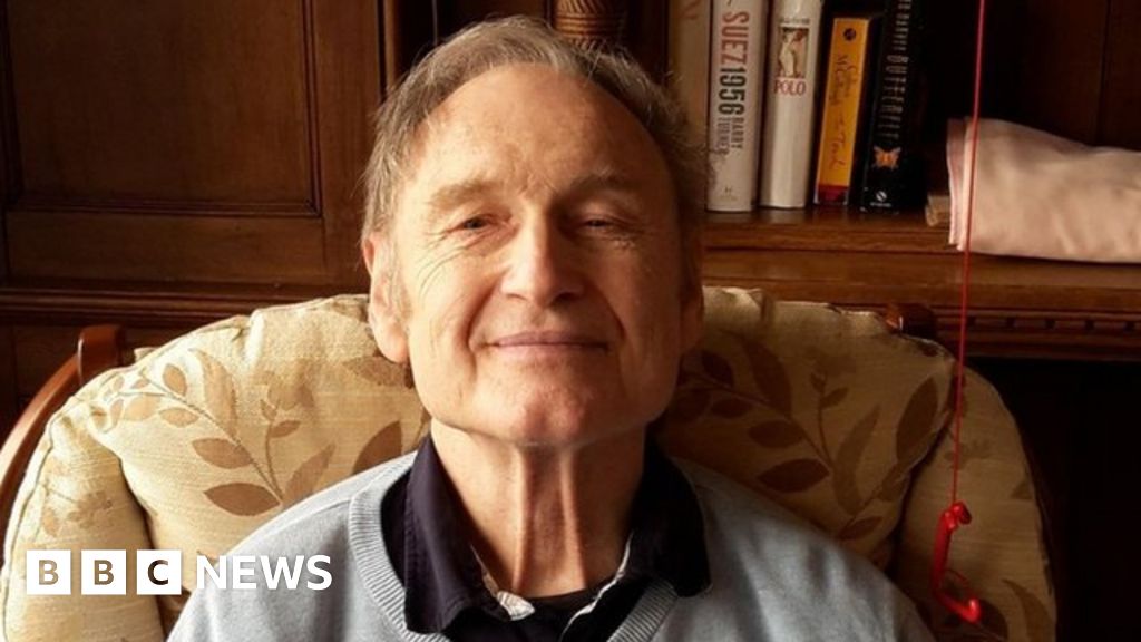 Police trying to identify mystery man Roger Curry - BBC News