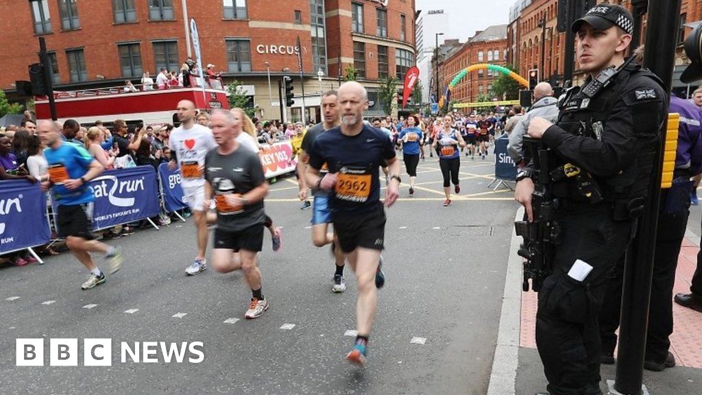 'Defiant' Great Manchester Run held - BBC News