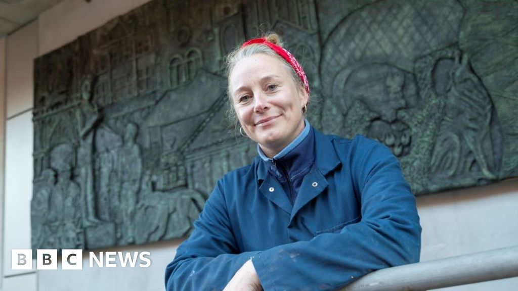 Bury St Edmunds murals unveiled for abbey's 1,000th anniversary - BBC News
