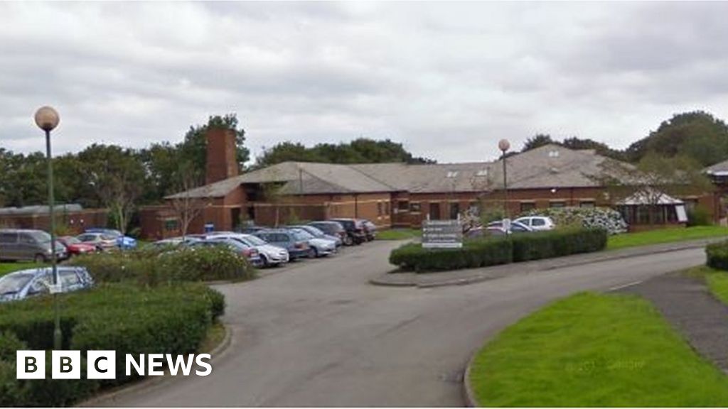 North Devon hospital bed closures could be 'dangerous' - BBC News