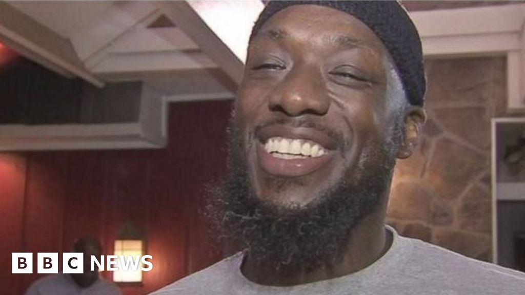 Ex-officer helps exonerate US prisoner after 24 years - BBC News