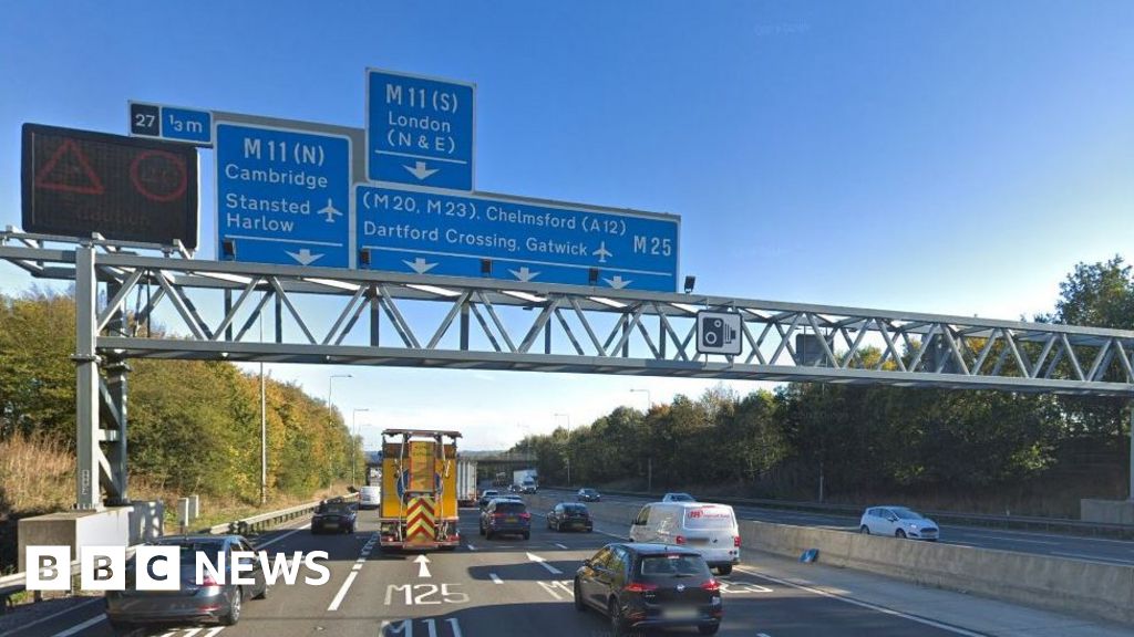 M25 closed after man dies in lorry and truck crash - BBC News