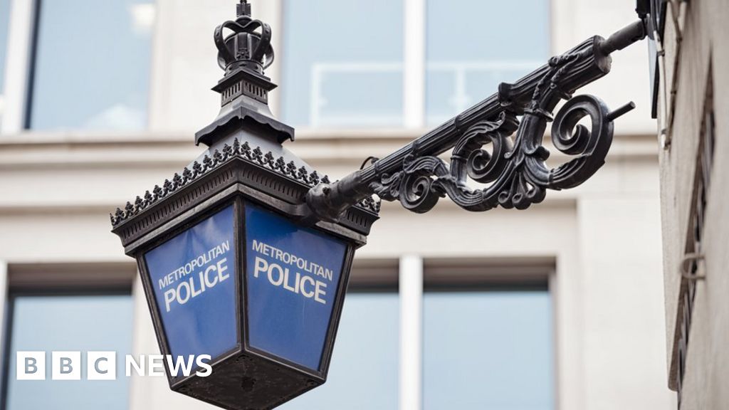 Tottenham shooting: Police arrest man after woman injured - BBC News