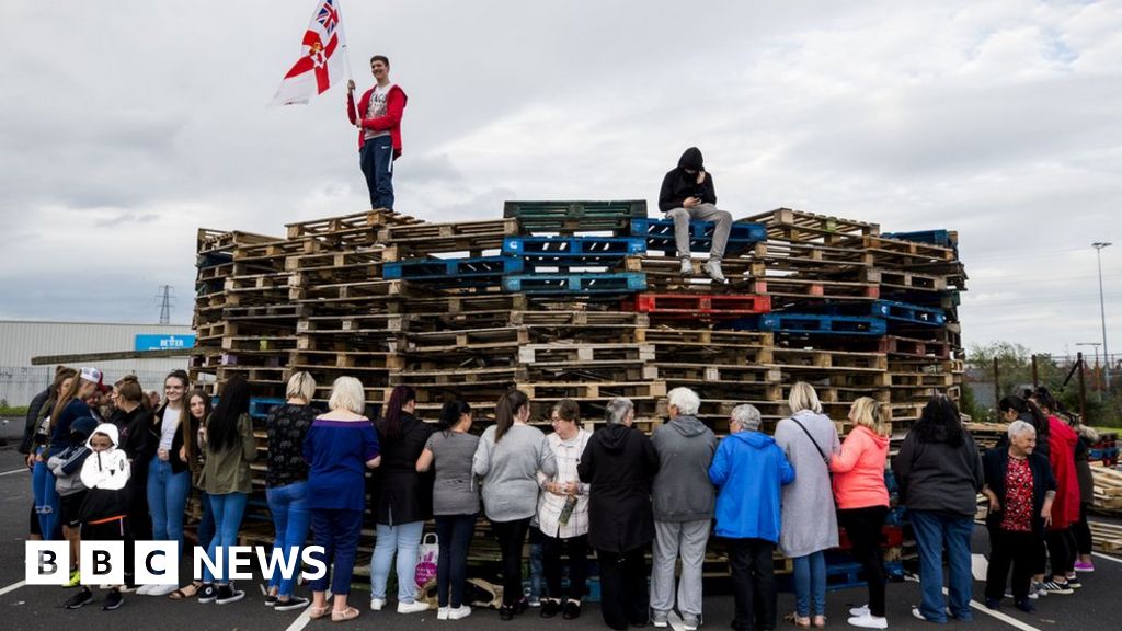 Bonfires: Crowds at Avoniel bonfire protest at council decision - BBC News