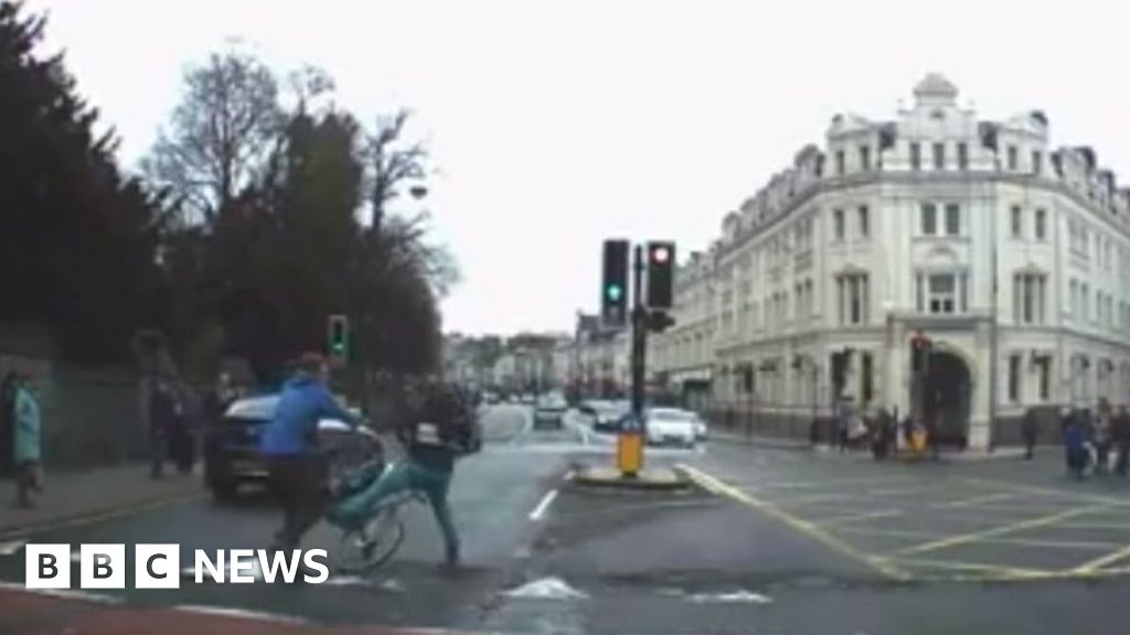 Public tackle man with knife after Cardiff police chase