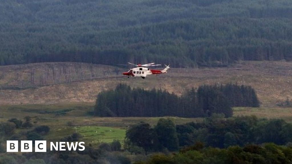 Search for man after boat capsizes on Loch Awe - BBC News