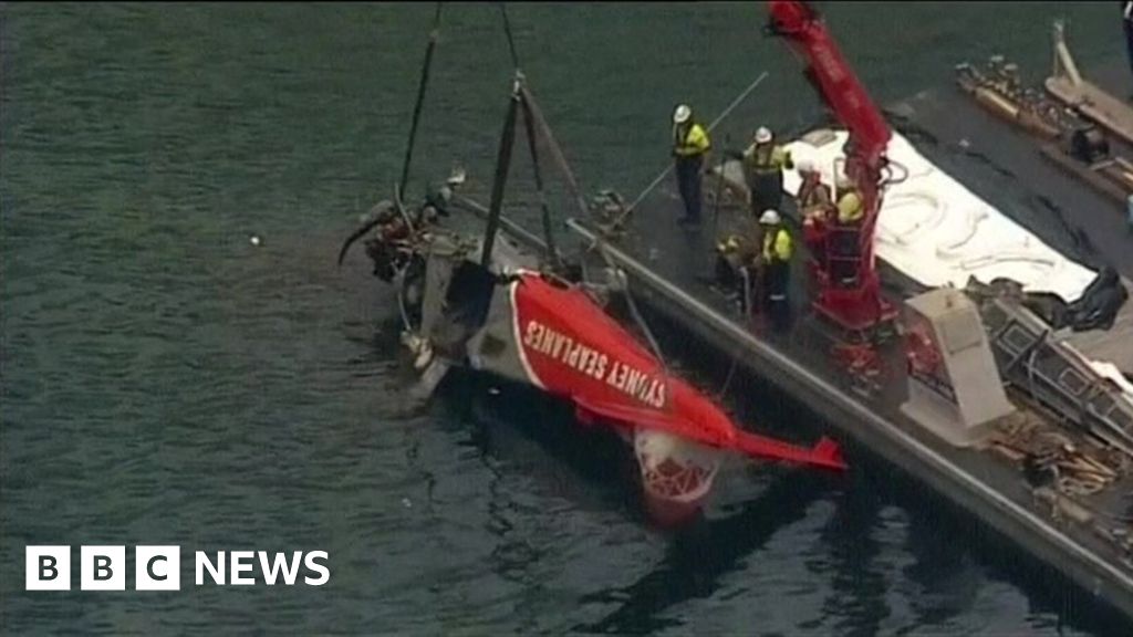 Sydney seaplane crash: Wreckage raised from riverbed - BBC News