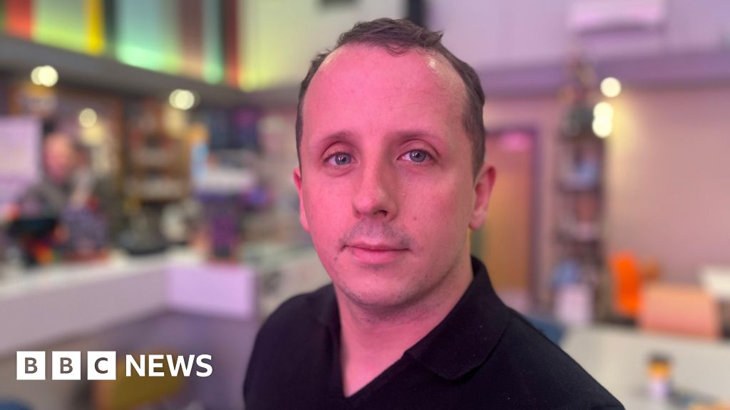 Jailed gambling addict on mission to help others - BBC News