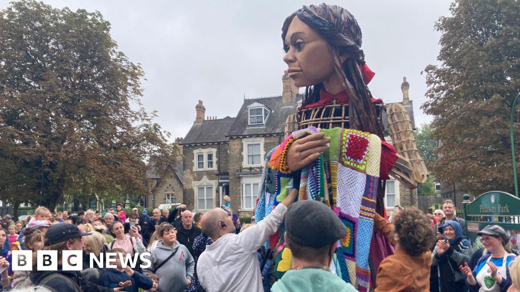 Puppet brings 'message of hope' to Hull after disorder - BBC News