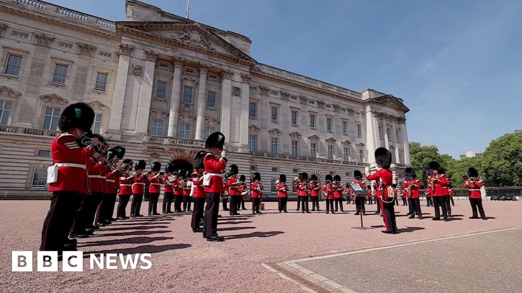 UK Eurovision entry played outside Buckingham Palace - BBC News