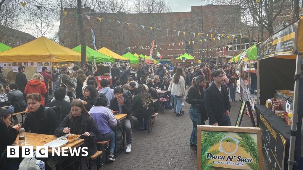 Oxford's Gloucester Green Market launches Young Traders Fridays - BBC News