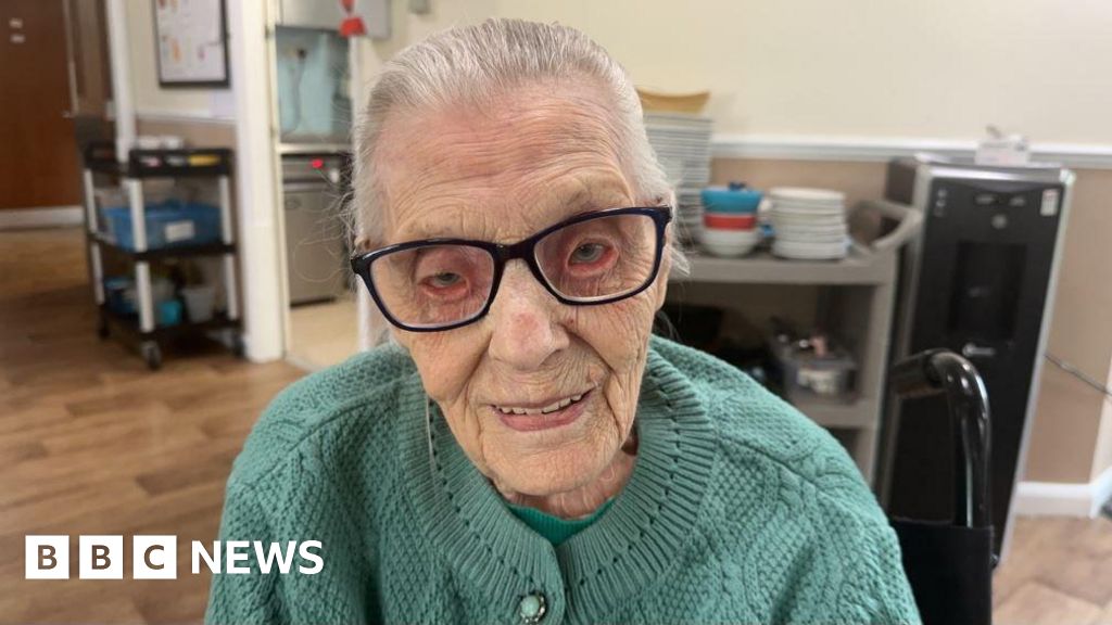 Hull: Vera's thanks for cards ahead of 100th birthday - BBC News