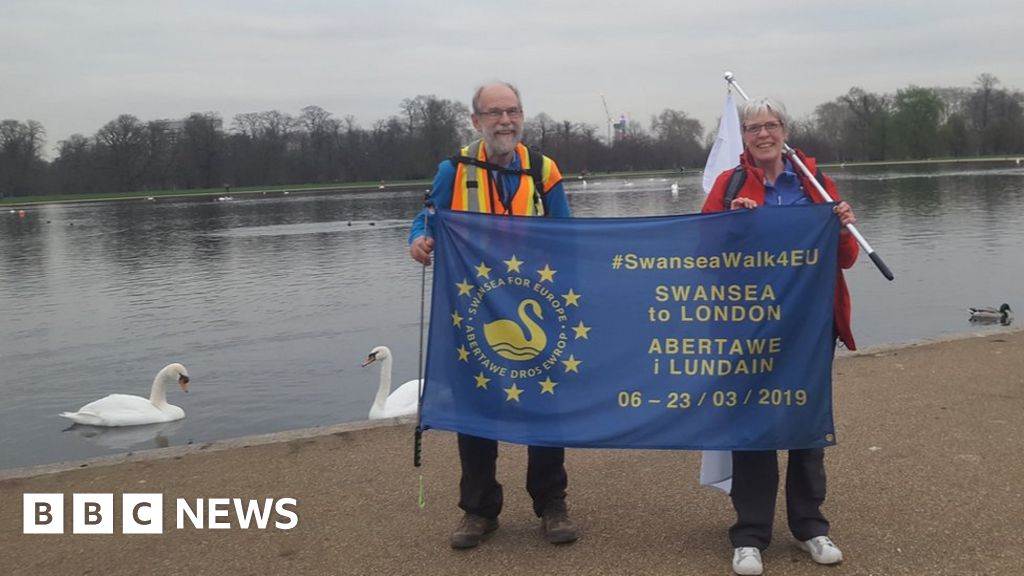 Brexit march: Remainer walks 200 miles to join protest - BBC News