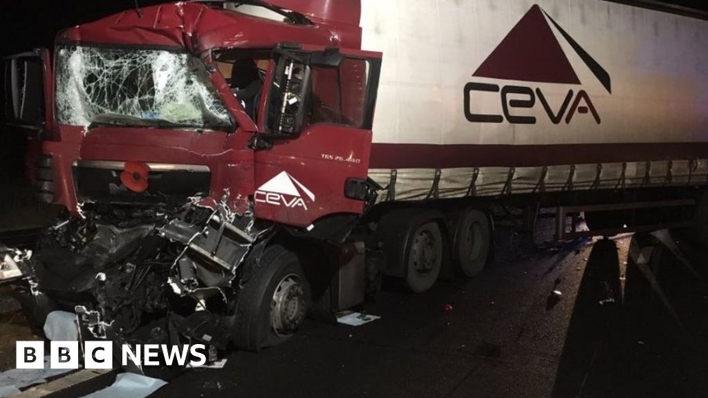 M4 crash injures lorry driver and shuts motorway for hours - BBC News