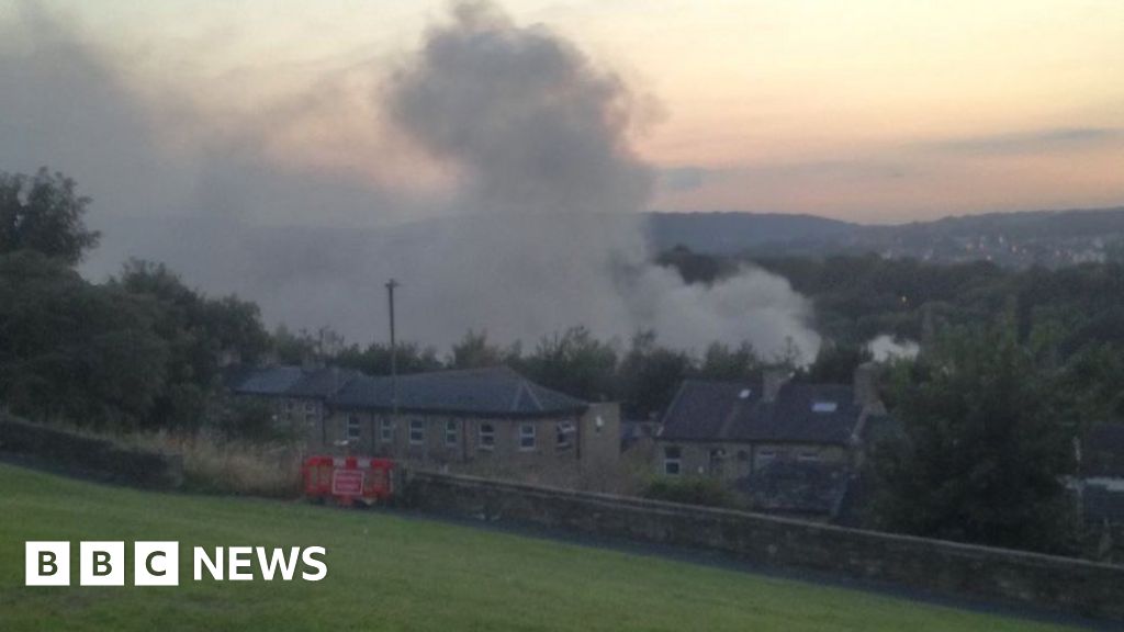 Huddersfield waste site fire 'could pollute River Holme' - BBC News
