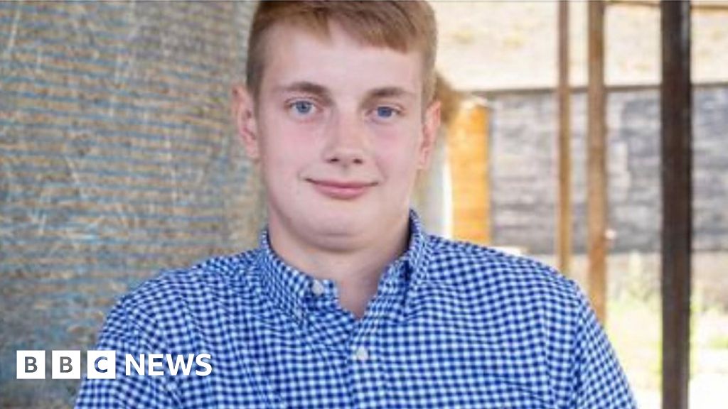 Body found in search for man missing after Cornwall crash - BBC News