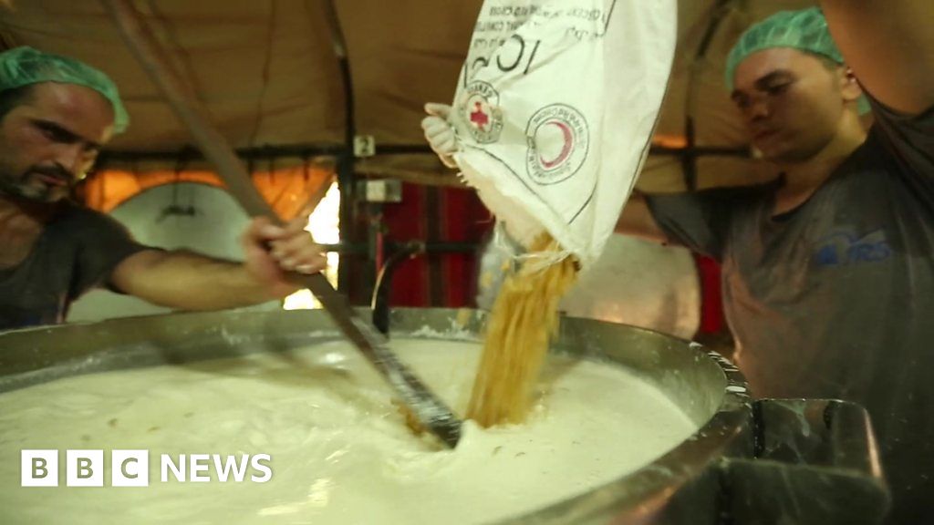 Syria conflict: Aleppo soup kitchen feeds the war-weary - BBC News
