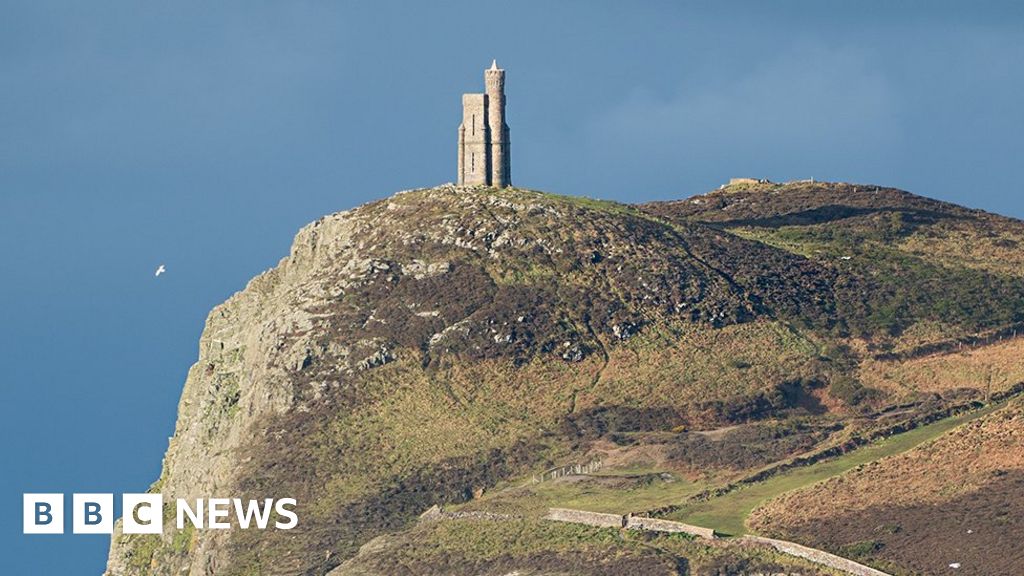 One person killed in Isle of Man light aircraft crash - BBC News