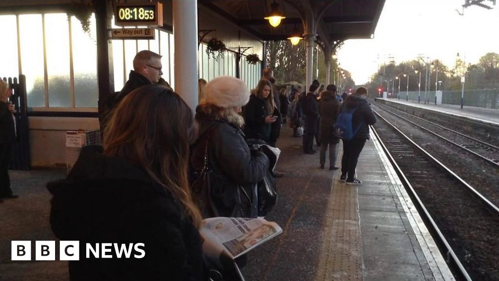 Trains delays cause misery for Glasgow's commuters - BBC News