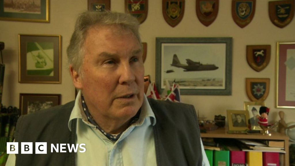 Fred Holroyd offers to give evidence in secret court - BBC News