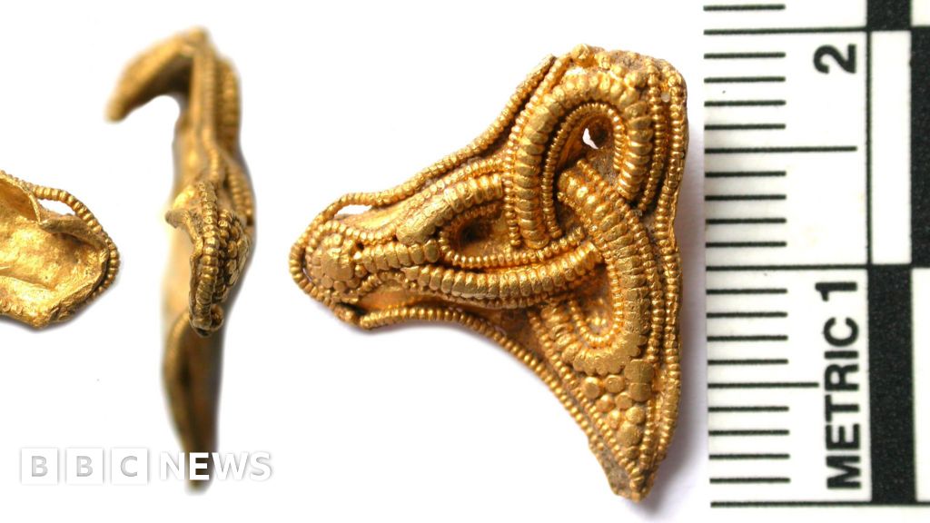Anglo Saxon gold mount 'mystery' in Norfolk - BBC News