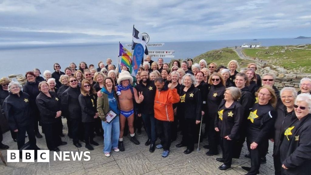 Speedo Mick reaches Land's End in final challenge across UK - BBC News